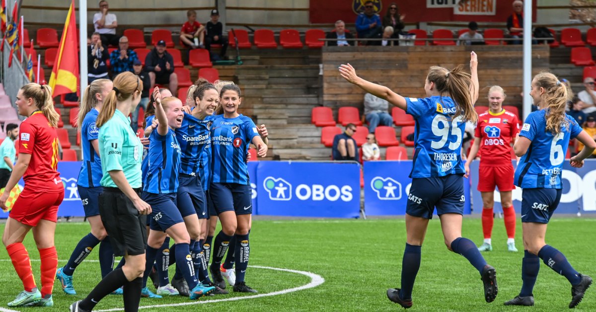 Før innmarsj på Røa-banen / Stabæk